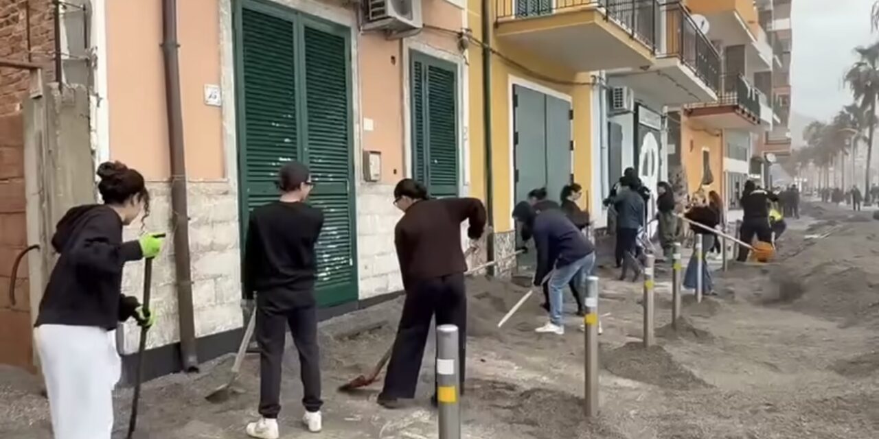 Letojanni unita contro la furia del mare: la città si rialza con il ...