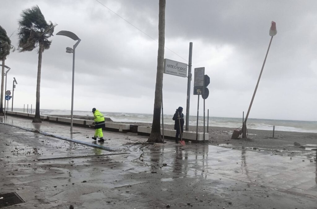 Letojanni unita contro la furia del mare: la città si rialza con il ...