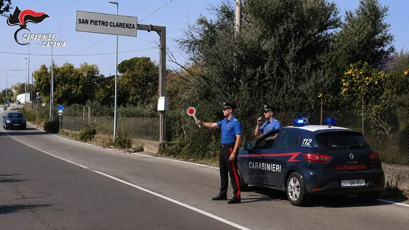 Ruba all'interno di un'auto valigetta e con la carta di credito fa ...